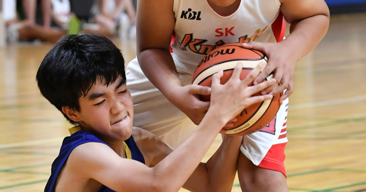 [JB포토] 고학년 KCC, SK '이 공은 내꺼야'