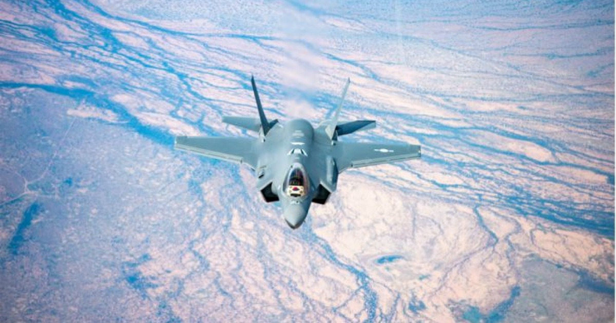 스텔스기 F-35A 2대 청주기지 도착