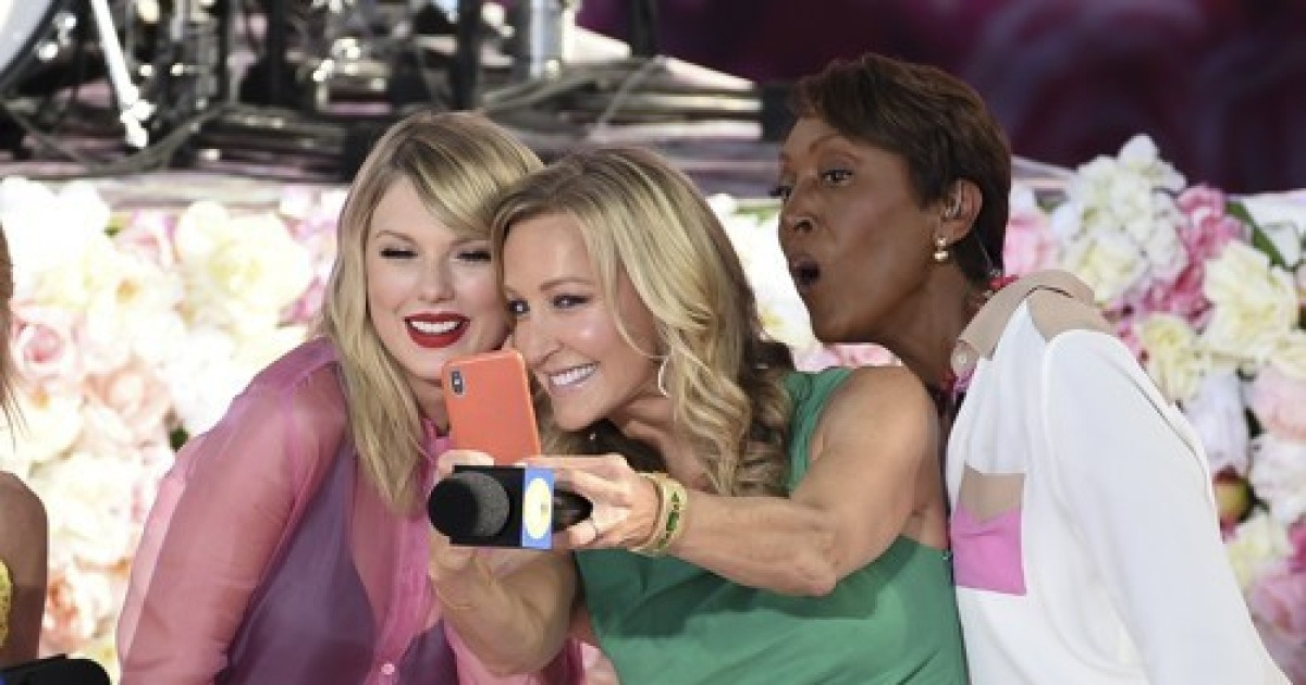 Taylor Swift Performs on ABC's "Good Morning America"