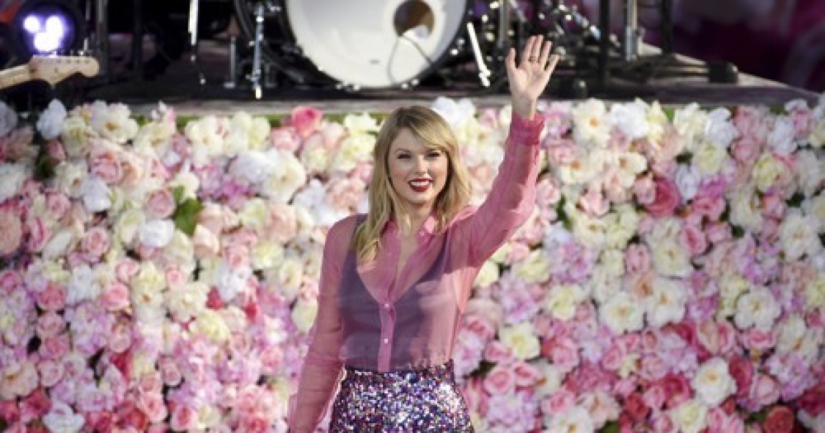 Taylor Swift Performs on ABC's "Good Morning America"
