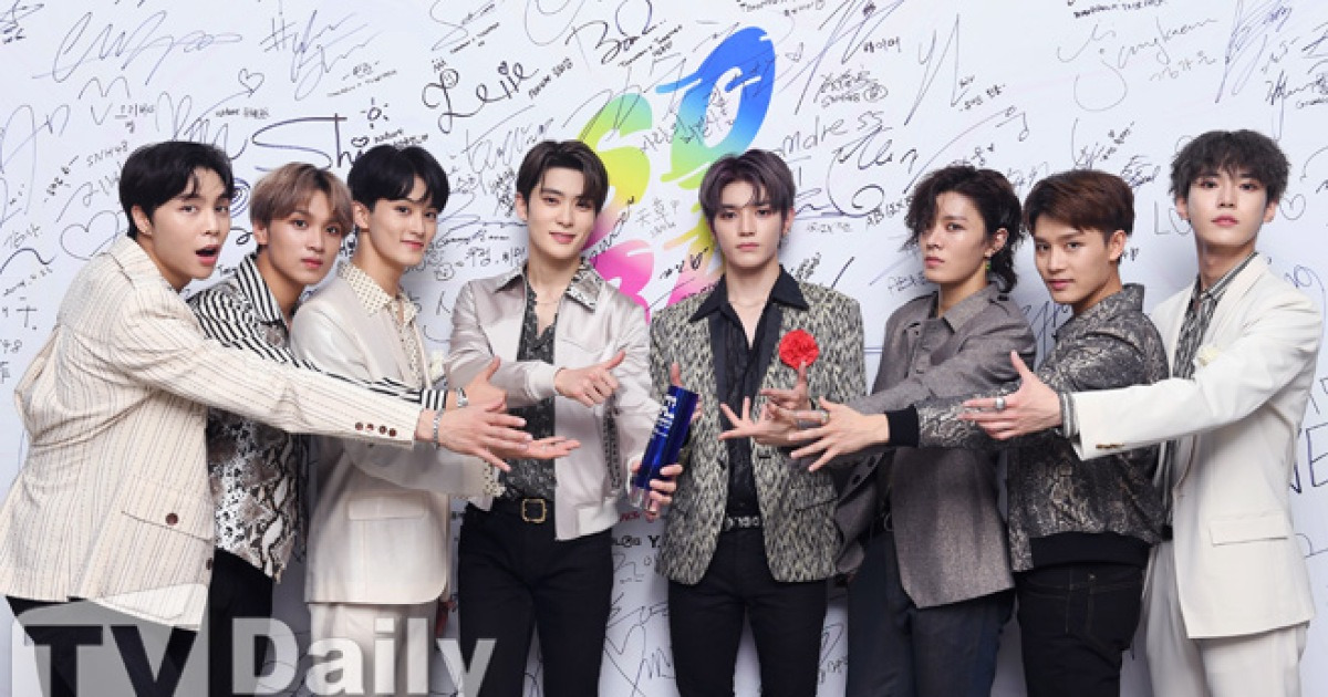 [TD포토] NCT127 '상 또 받았어요~'