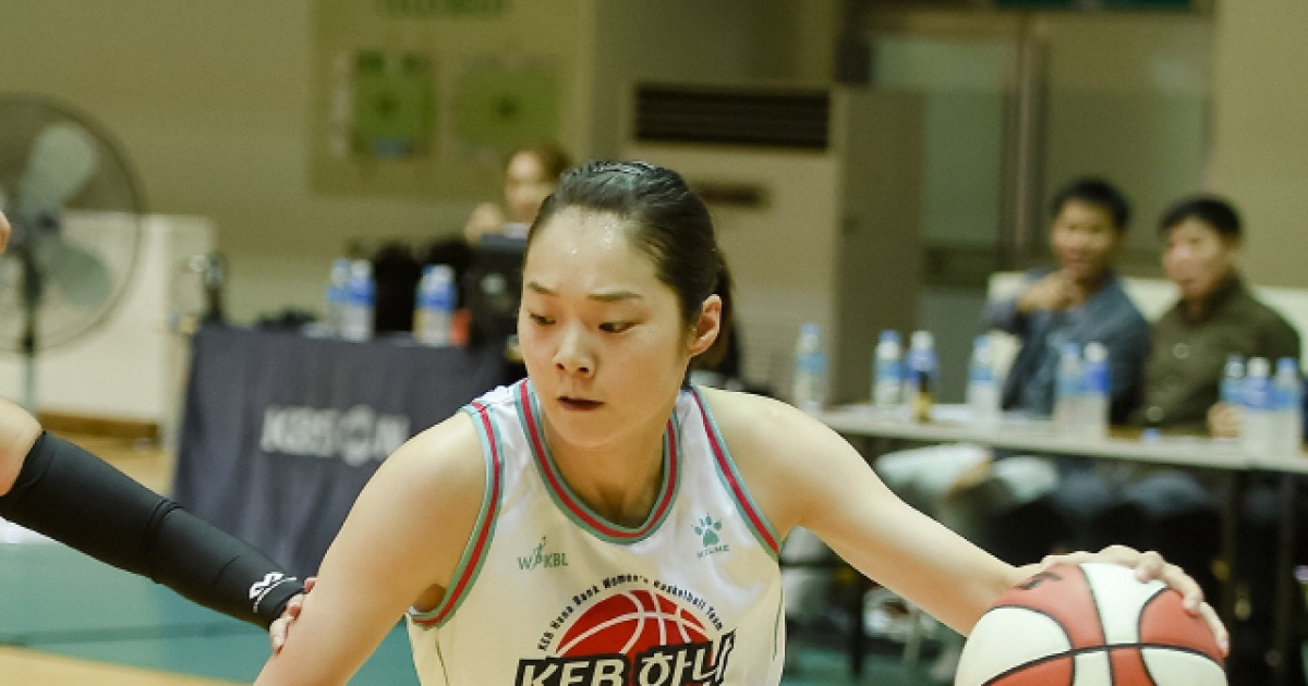 [박신자컵]'결정력 향상' KEB하나, BNK 꺾고 첫 승 미소