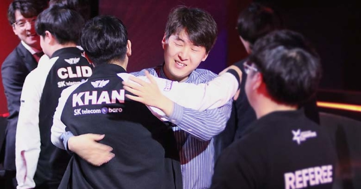 [포토] SKT 김상철 코치, '칸' 김동하와 감격의 포옹