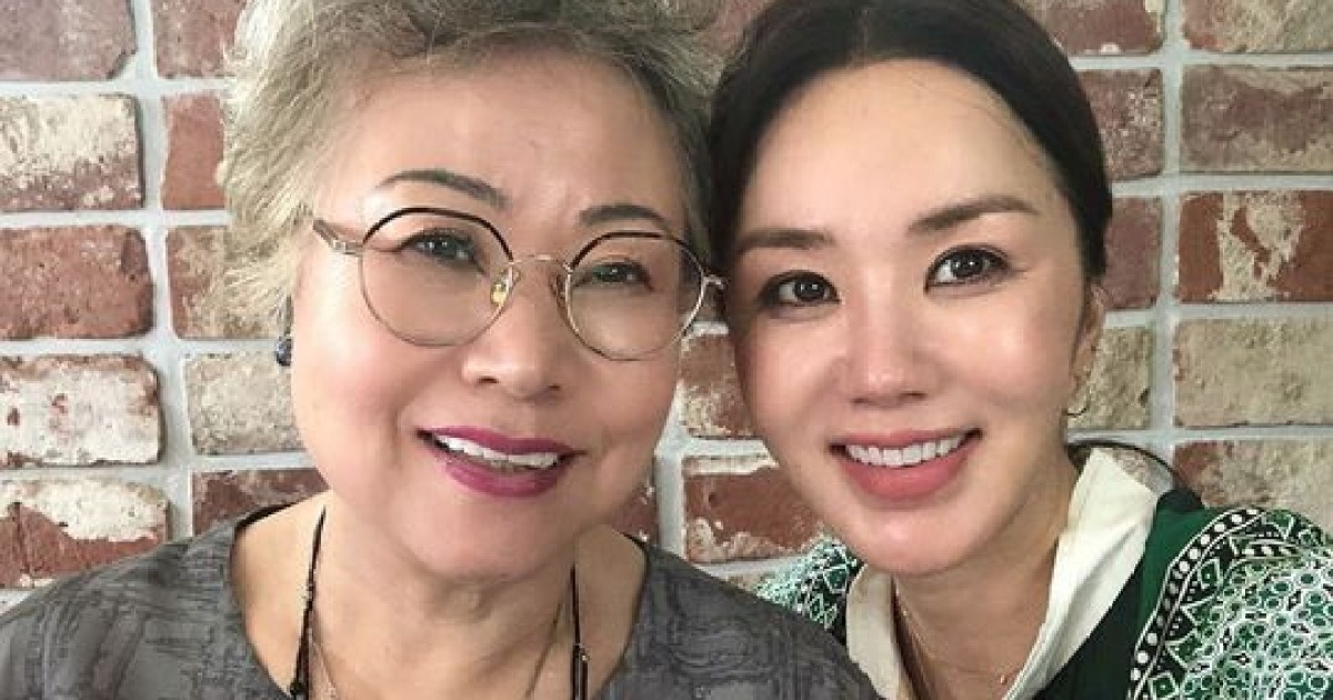 엄정화, 동안 미모의 비결은? 붕어빵 어머니 '우월 DNA 입증' [SNS★컷]