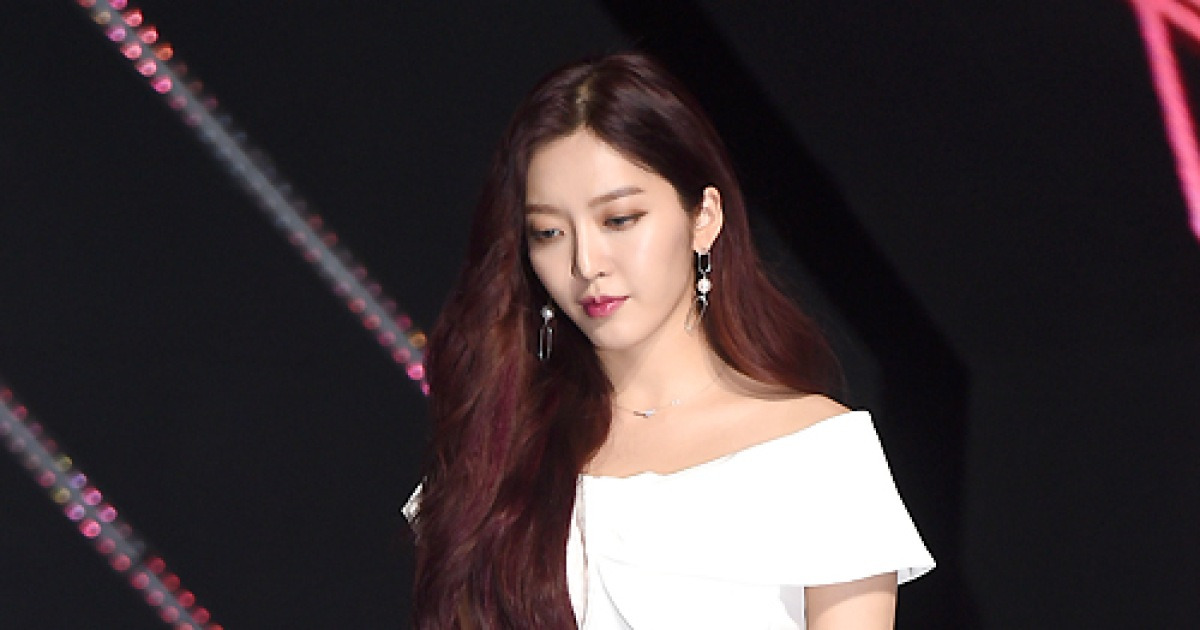 [MD포토] AOA 찬미 '각선미 뽐내는 밀착 원피스'