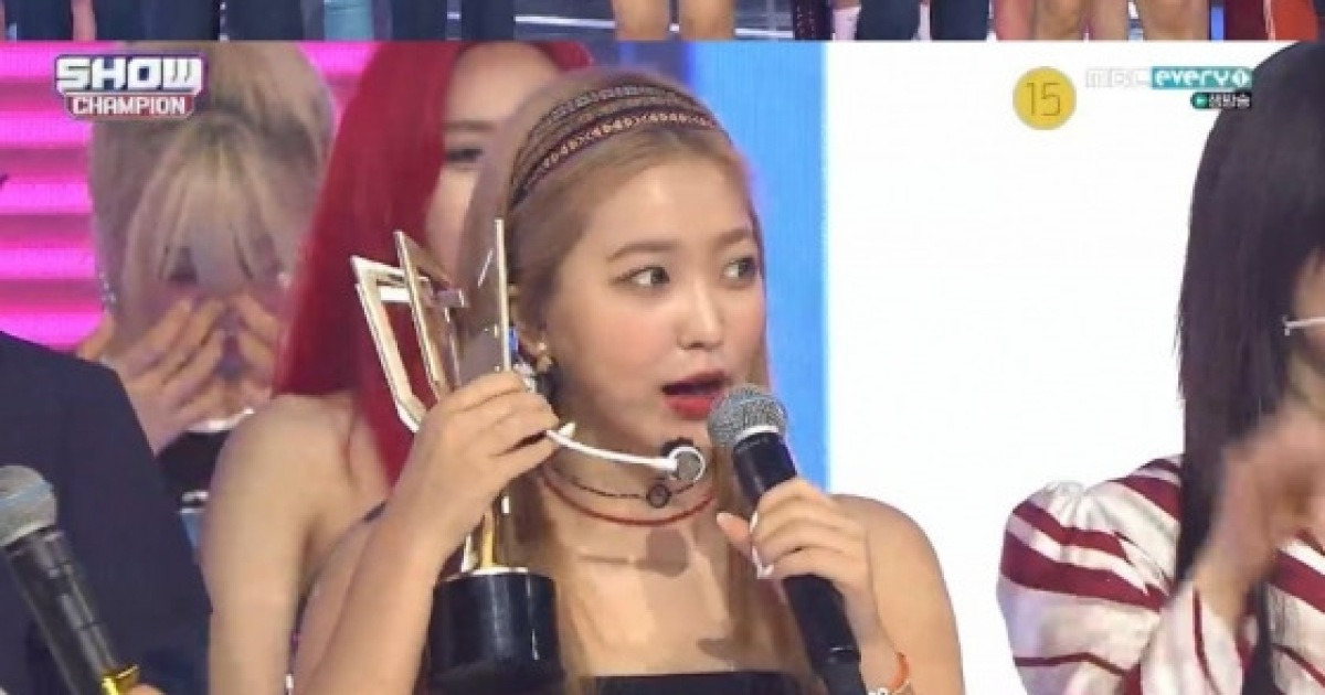 '쇼챔' 레드벨벳, 1위 트로피.."이 상은 팬분들 것"[★밤TView]