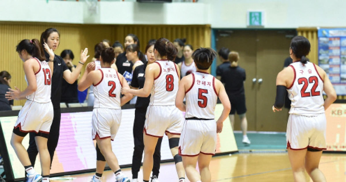 박신자컵 정상 노리는 BNK와 KEB하나, 우승 가능성은?