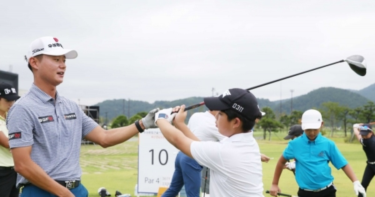 유소년 선수에게 레슨 중인 친절한 엄재웅 프로 [KPGA]