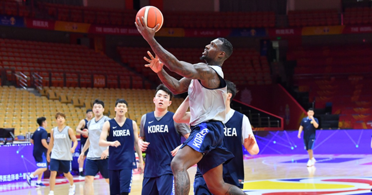[JB포토] FIBA WC '라건아 공격 패턴 전술 훈련'