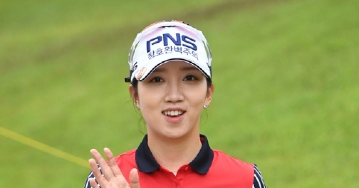 선두 김소이 "샷 이글 순간을 직접 보니 정말 짜릿해요" [KLPGA 한화클래식2019]