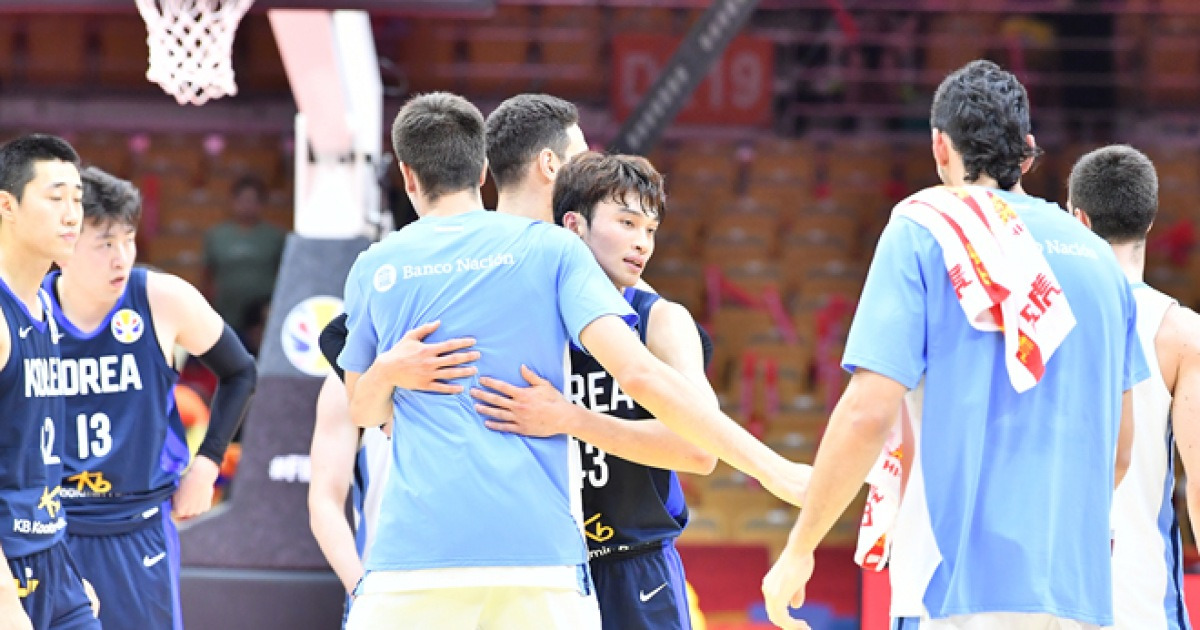 [JB포토] 'FIBA WC 경기종료후 포옹으로 마무리'