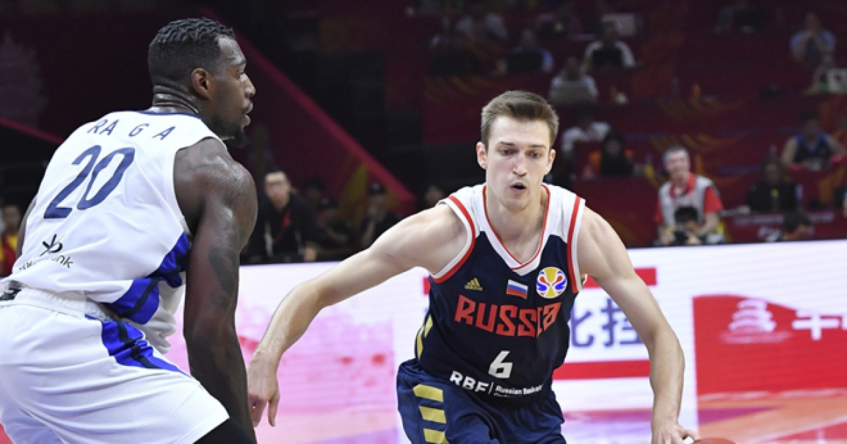 [JB포토] FIBA WC 드리블로 라건아를 제치는 러시아 모토빌로프
