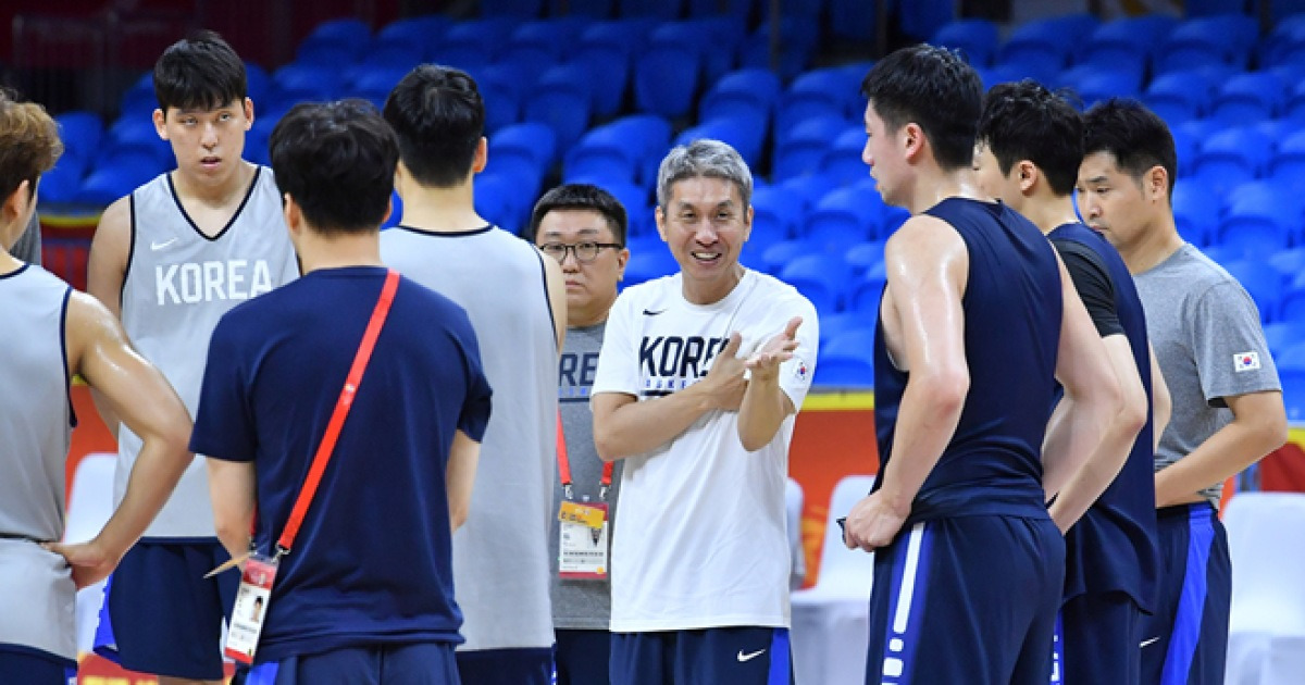 [JB포토] FIBA WC 김상식 감독 '내일 열심히 해보자'