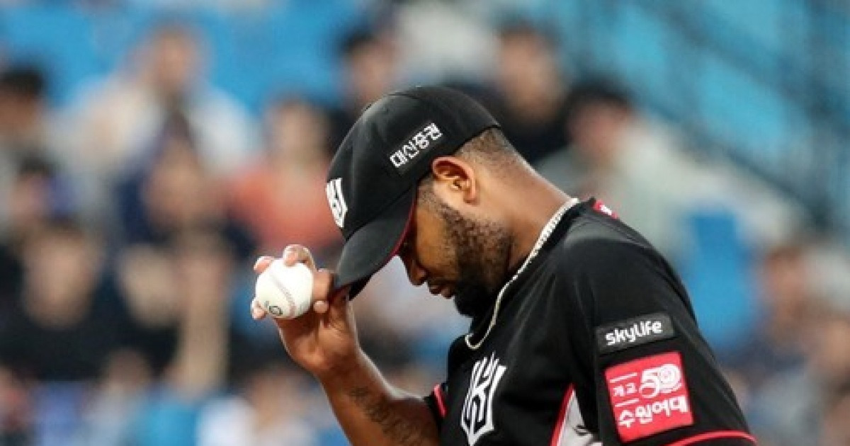 'KT 실책 자멸..어부지리 NC' KT 5할 또 붕괴..0.5게임차