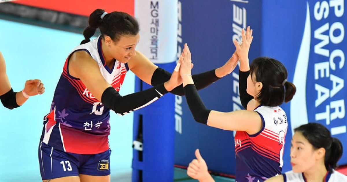 '디우프-최은지 25점 합작' KGC인삼 첫 승..IBK, 흥국생명 제압 [KOVO컵]