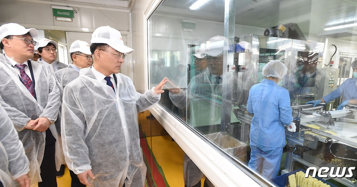 러시아 팔도도시락 공장 둘러보는 홍남기 부총리