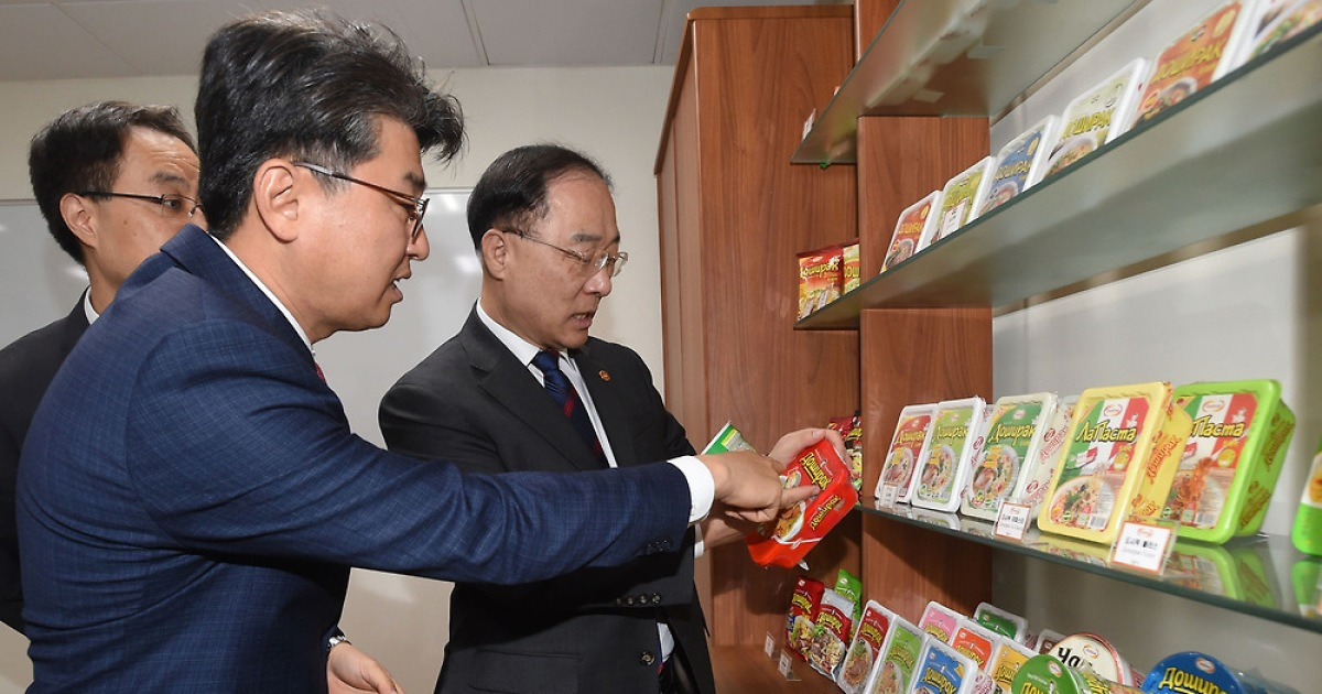 러시아 팔도도시락 시설 둘러보는 홍남기 부총리