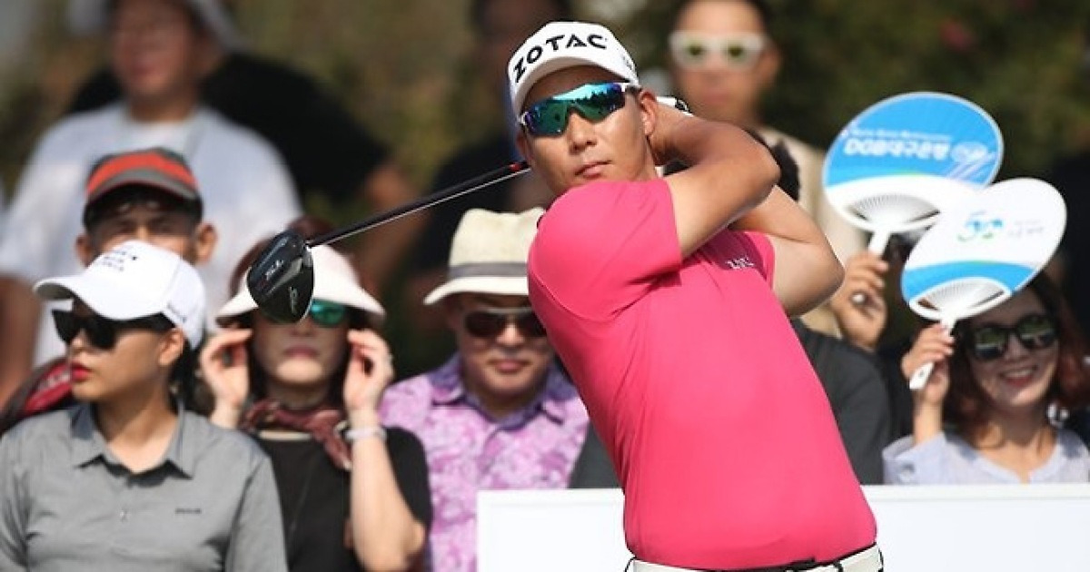 1번홀 티샷 날리는 김봉섭