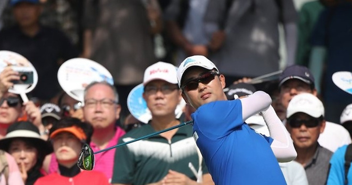 1번홀 티샷 날리는 황재민