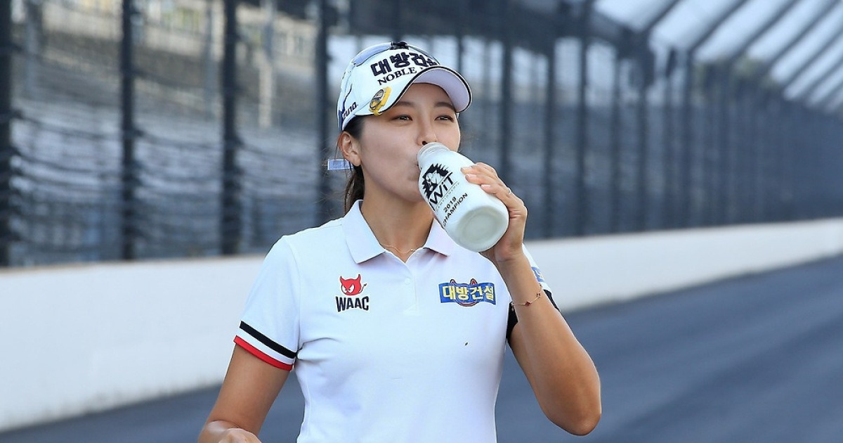 LPGA 투어 IWIT 우승 기념으로 우유 마시는 허미정