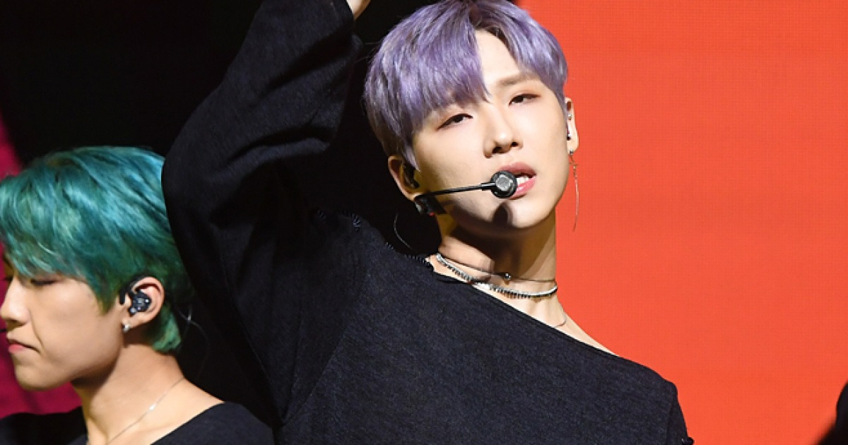 [TD포토] AB6IX 전웅 '흘려 내리는 퇴폐미'