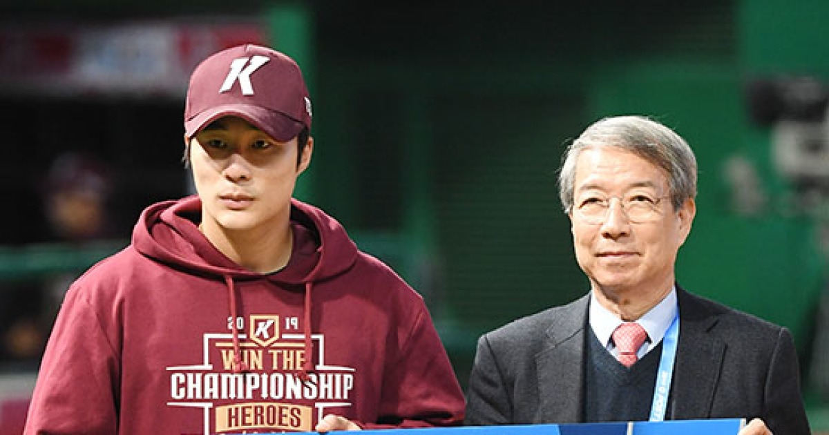 '결승타' 김하성 'PO1차전 MVP에 선정' [MK포토]