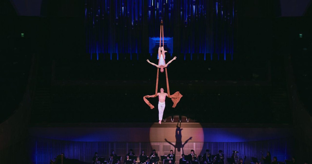 [Herald Review] Classical music lifted up by circus performance