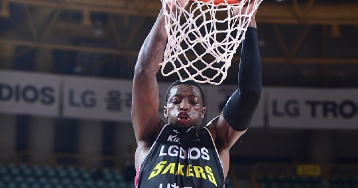 [BK Review] '라렌 골밑 맹폭' LG, 6번 만에 첫 승