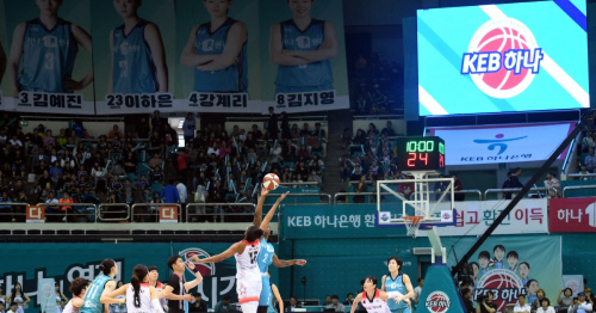 [포토] KEB하나 vs BNK, 여자프로농구 팁오프!