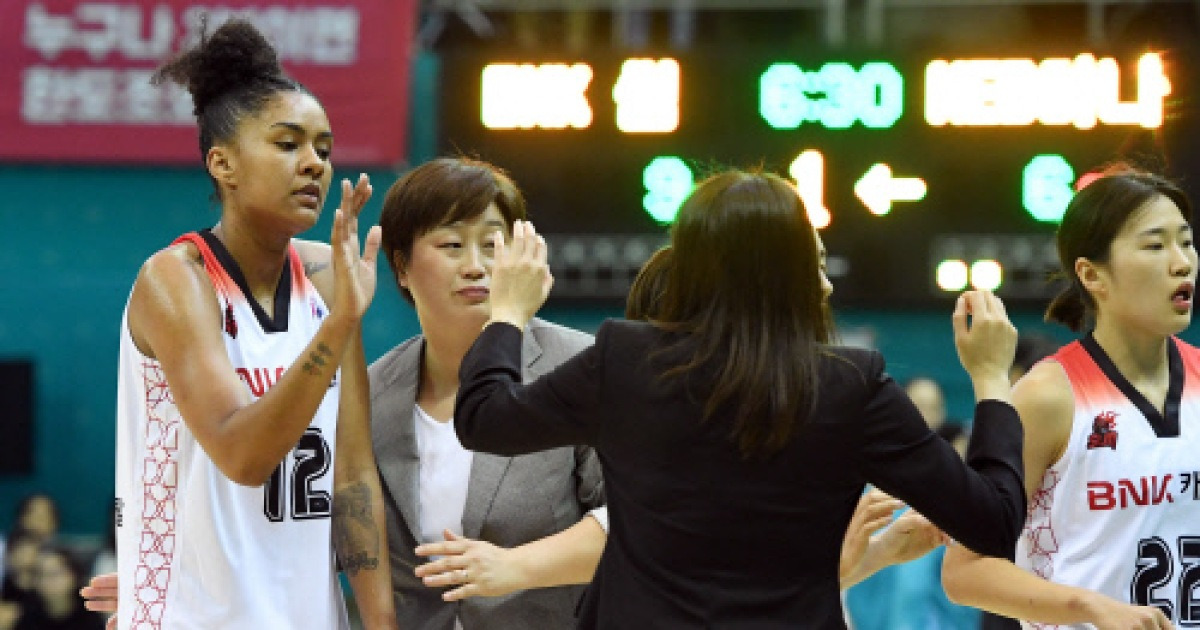 [포토] BNK 유영주 감독, 단타스..좋았어!