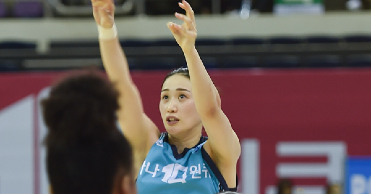 '강이슬 30득점' KEB하나은행, BNK 꺾고 개막전 첫 승