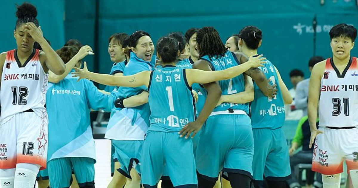 [JB포토] KEB 하나은행, WKBL 공식 개막전 82-78로 BNK에 승리