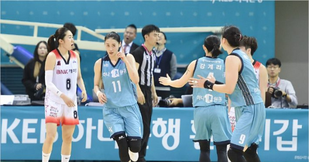 여자농구가 빨라졌다..하나은행-BNK 강렬했던 개막전