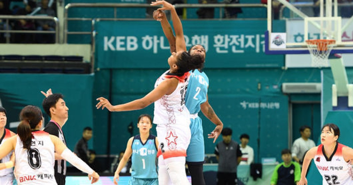 힘찬 점프볼과 함께 시작된 WKBL 개막전 [사진]