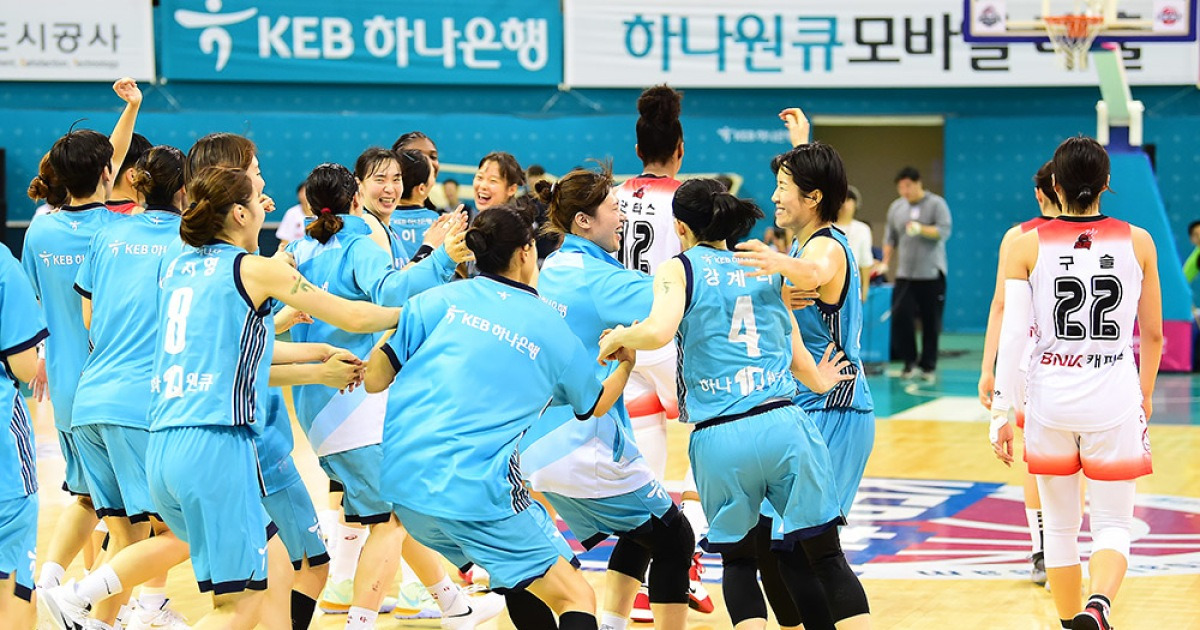 KEB하나은행 'BNK 썸 제치고 개막전 승리'[포토]