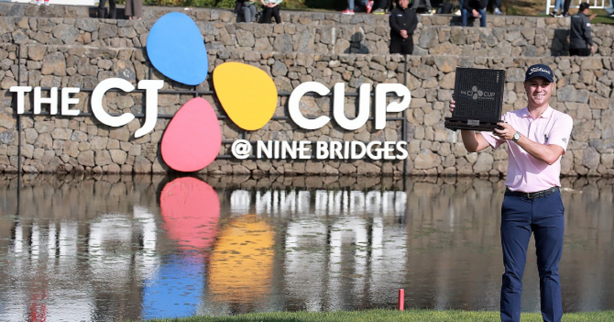 [포토] 저스틴 토마스 '더 CJ컵 나인브릿지 우승컵 번쩍'