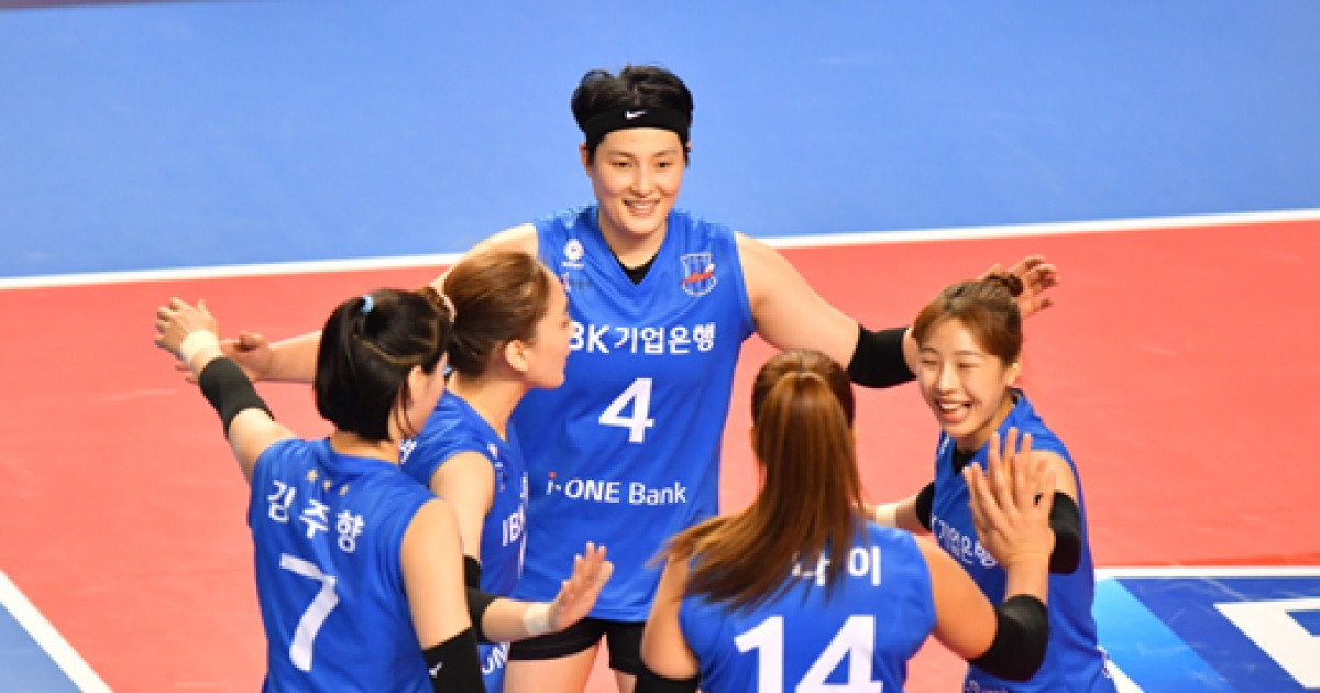 '김희진 트리플크라운' IBK기업은행, KGC인삼공사 꺾고 첫 승