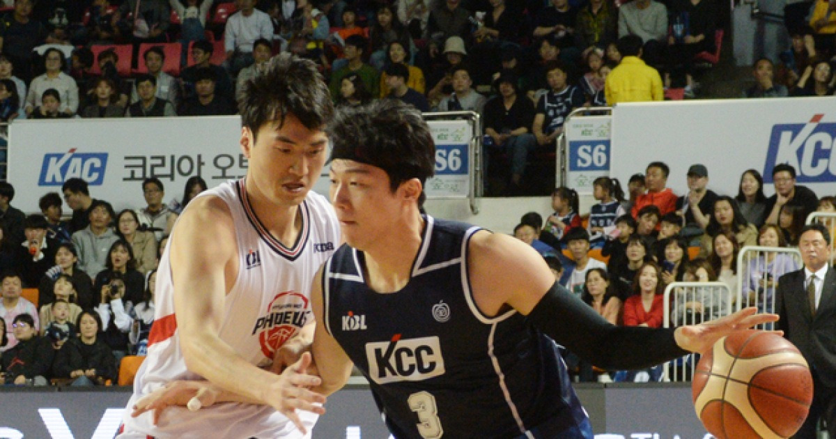 상대 속이는 드리블 하는 KCC 이정현