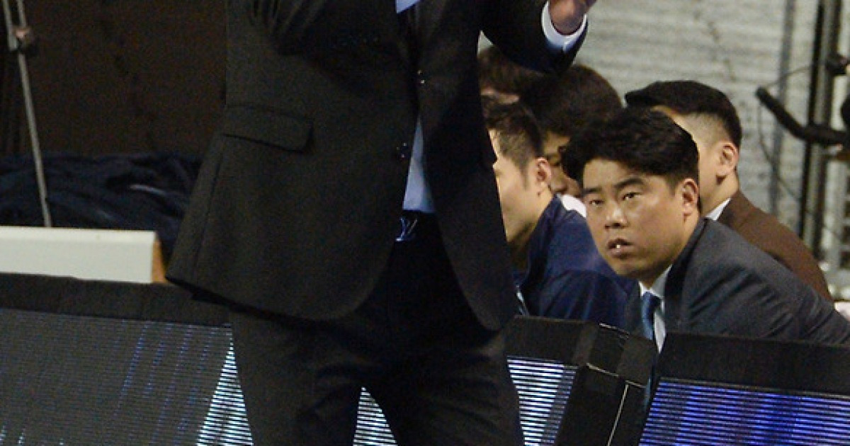 작전 타임 지시하는 KCC 전창진 감독