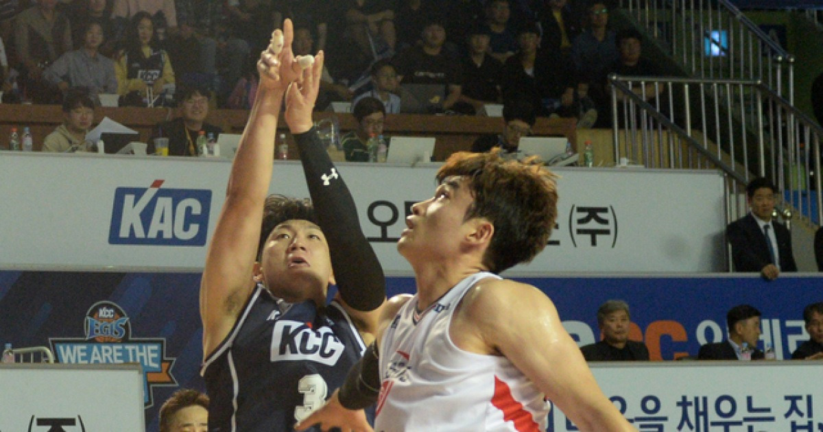 슛 시도하는 KCC 이정현