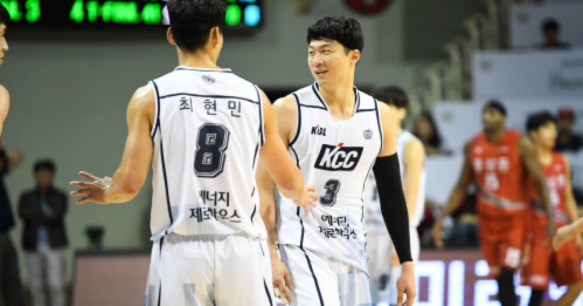 KCC, KGC인삼공사에 짜릿한 승리..사제대결서 웃은 전창진