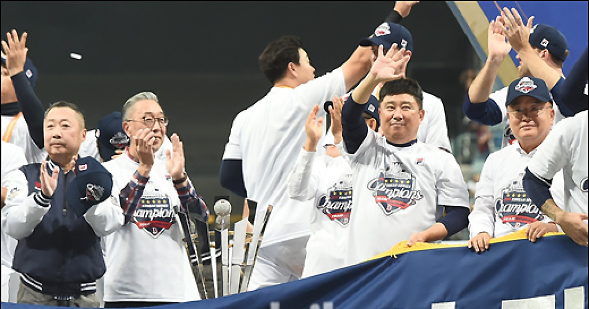 [MD포토] 'KS MVP' 오재일, '늠름하게 트로피 들고!'