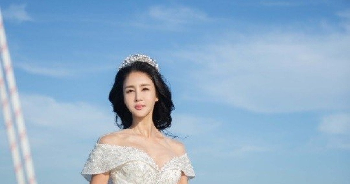 김미연 결혼 웨딩화보 빛낸 18인치 개미허리