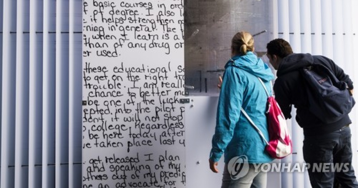 USA NEW YORK WRITING ON THE WALL INSTALLATION