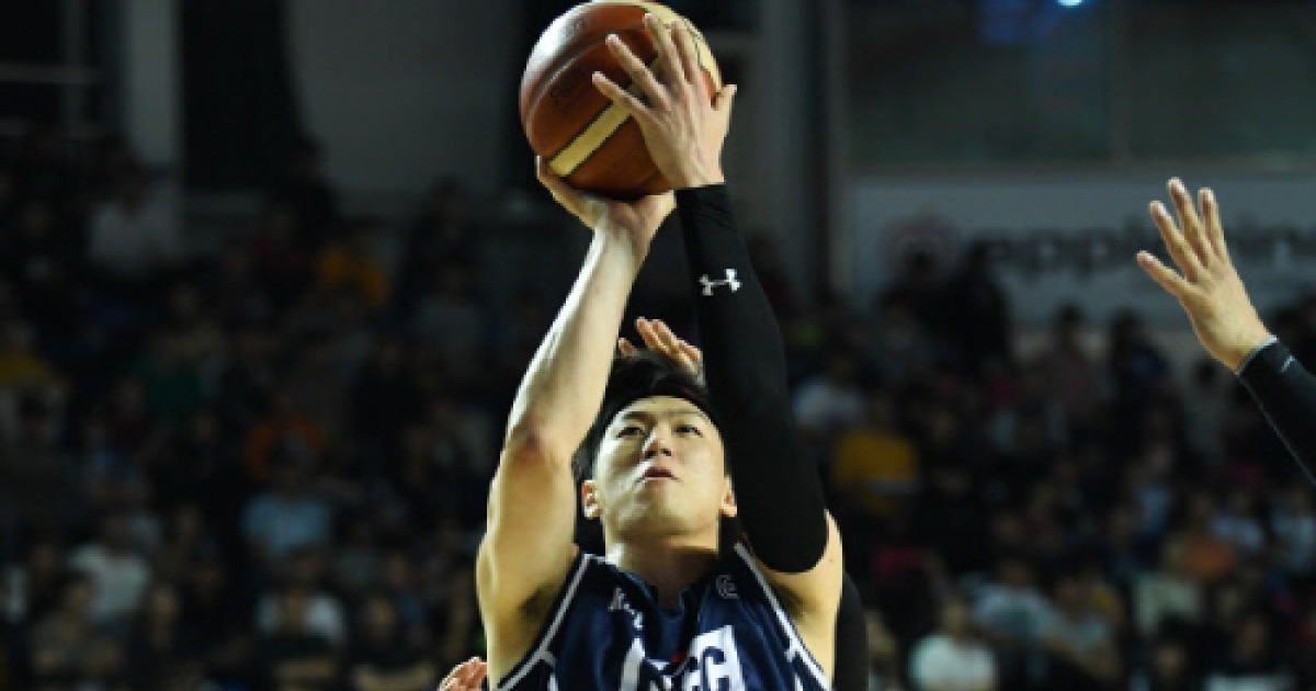 '이정현·송교창 14점' KCC, KT 누르고 연패 탈출