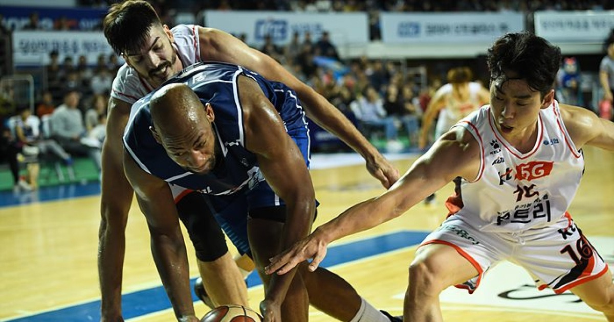 [JB포토] kt-KCC '치열한 루즈볼 경합'