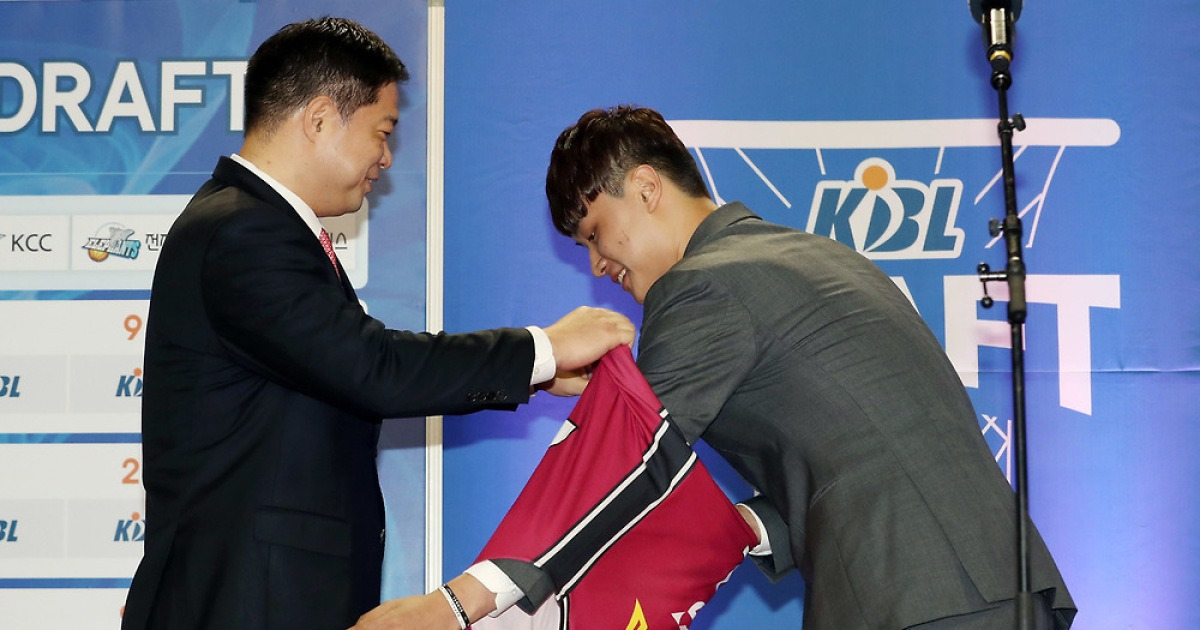 'KBL 1라운드 1순위' LG 유니폼 입는 박정현