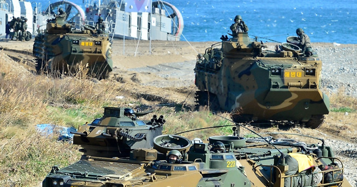 적 해안 두보로 돌격하는 KAAV