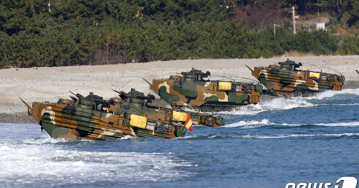 해안으로 상륙하는 KAAV