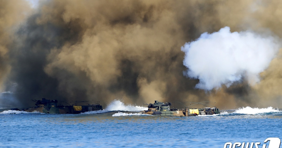 연막에 숨은 해병대 KAAV